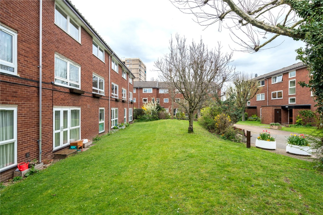 2 bedroom property for sale in Regent Square, London, E3 - £370,000